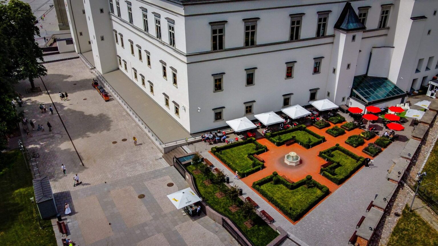 TOP 10 kavinės/restoranai Vilniuje su terasa - Apkeliauk.lt